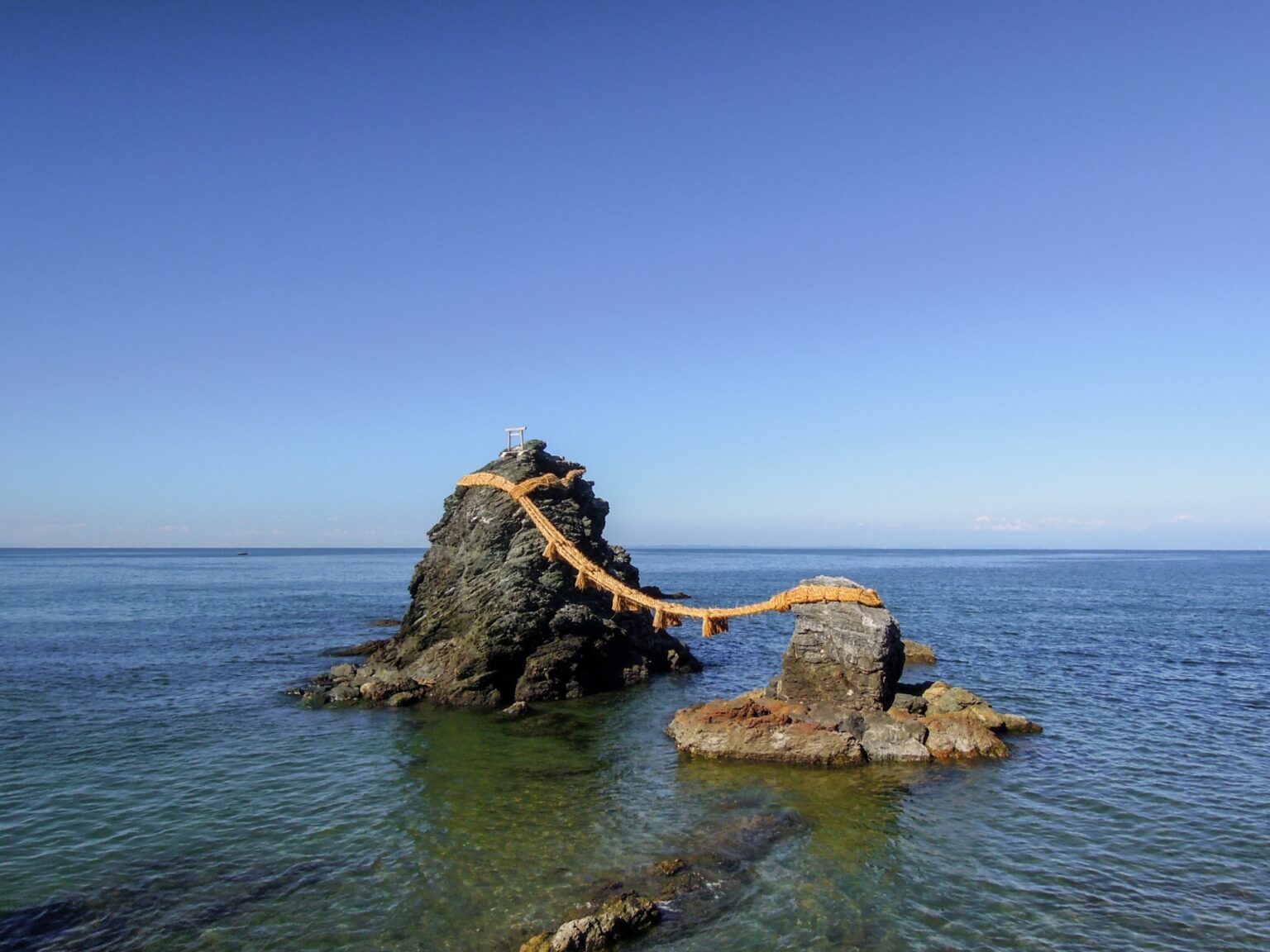 Shimenawa: The Sacred Rope That Defines Holy Space in Japanese Shinto ...