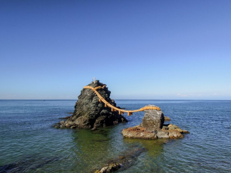 Shimenawa: The Sacred Rope That Defines Holy Space in Japanese Shinto ...
