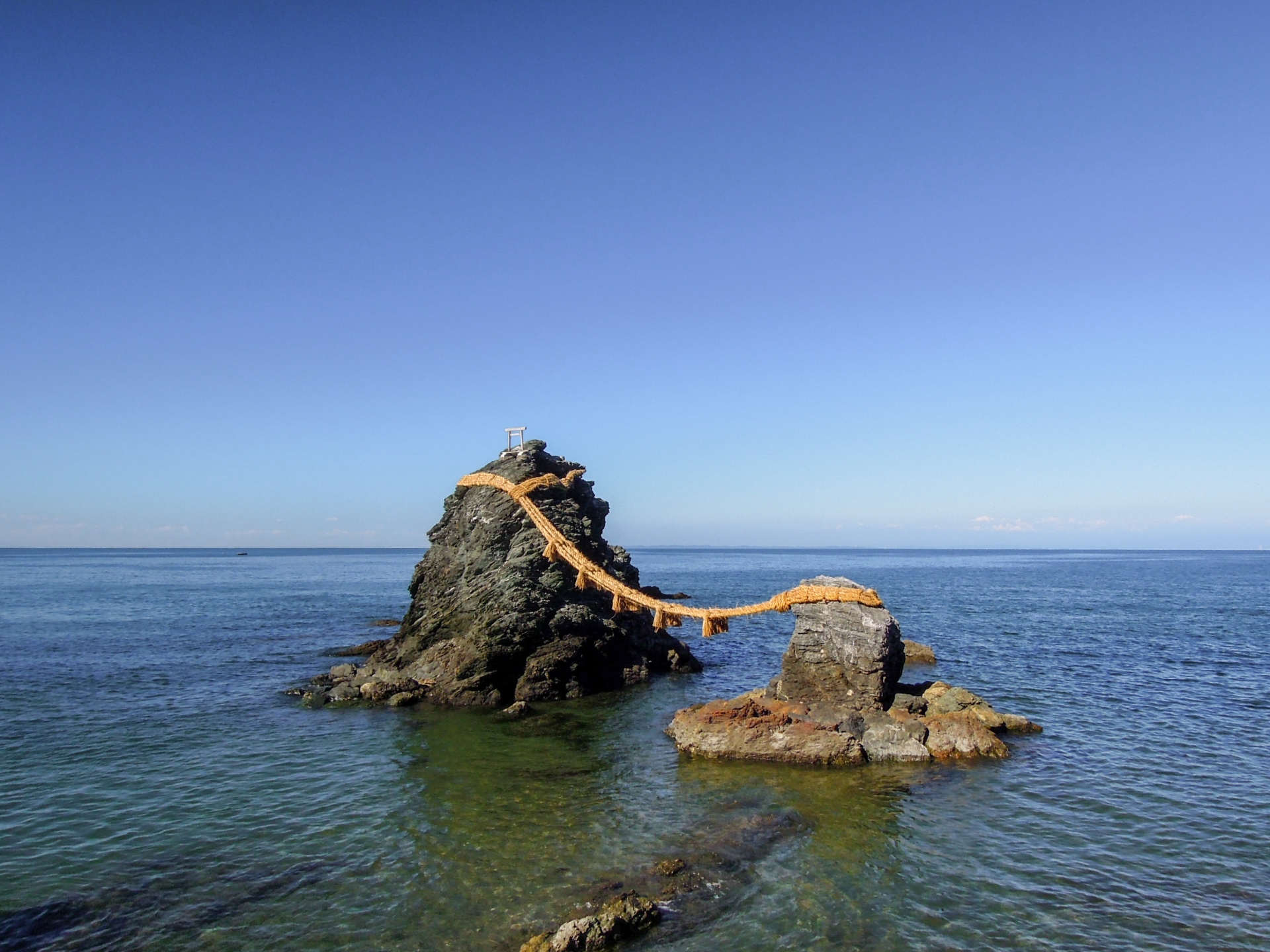 Shimenawa: The Sacred Rope That Defines Holy Space in Japanese Shinto ...